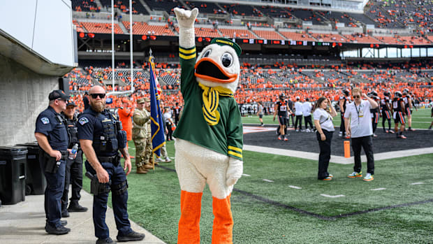 Oregon Duck Mascot, Actress Sydney Sweeney: What Is Going On Via Instagram?