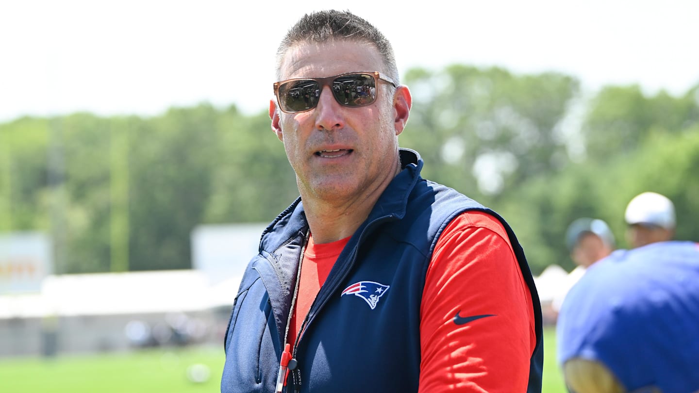 New England Patriots’ Drake Maye Reacts to Mike Vrabel Breaking Up Fight