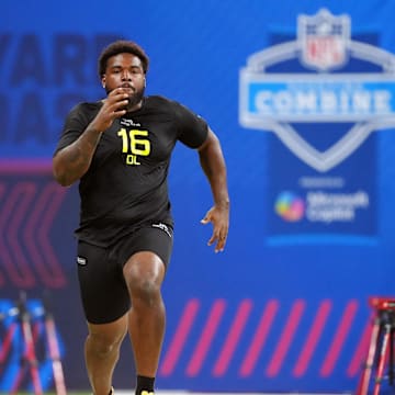 Marcus Mariota Visits Eugene, Meets Oregon Ducks' Recruit Tradarian Ball