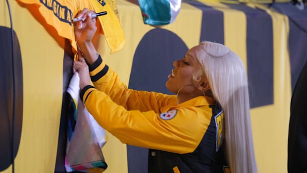 GloRilla shocks with shirtless NFL star on cover of new single ‘Typa’