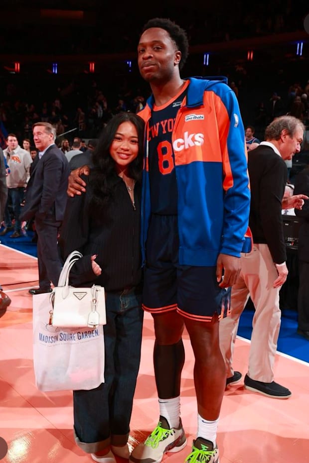 7-foot Karl-Anthony Towns awkwardly hugs tiny Sunisa Lee after Knicks win