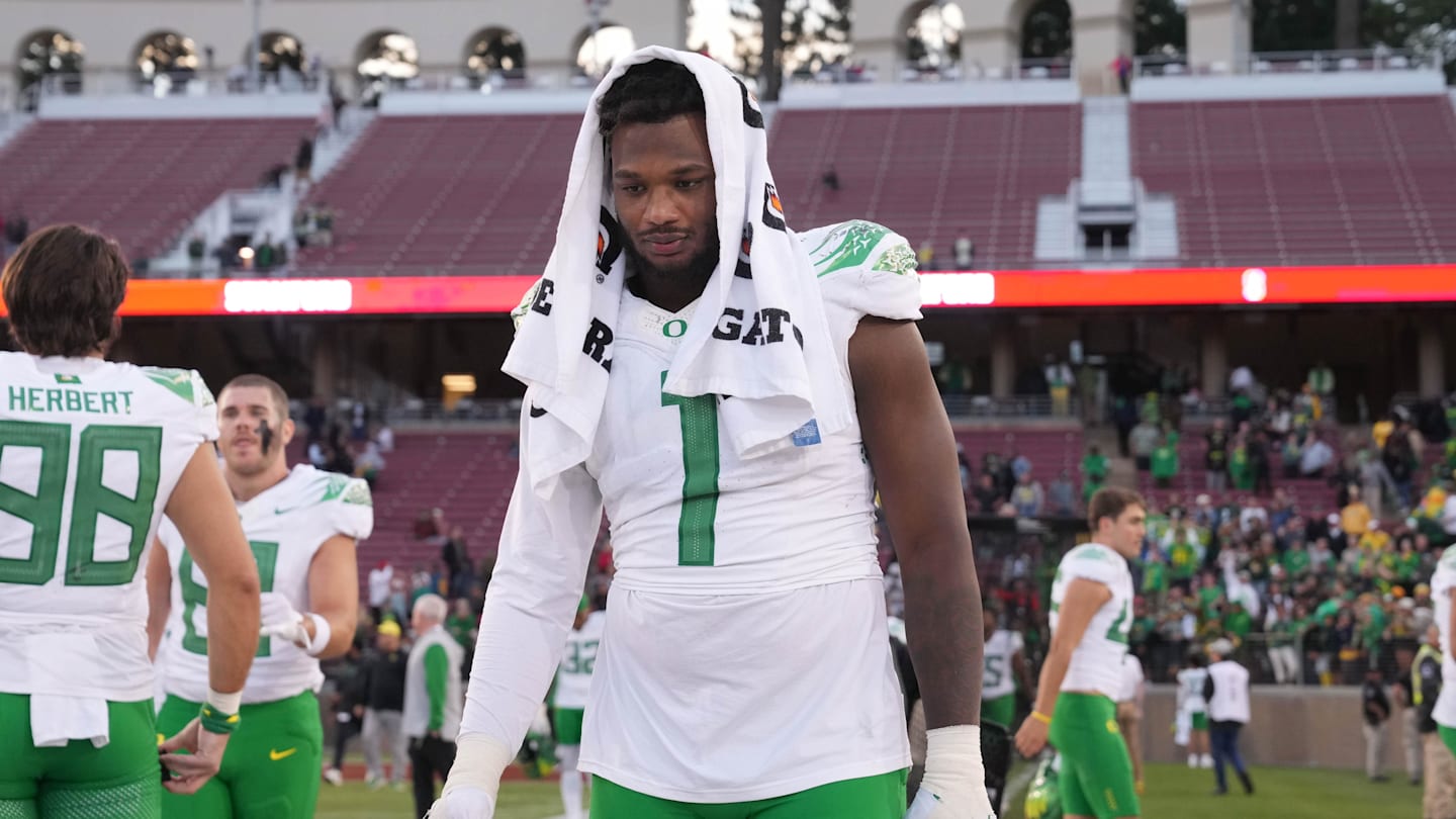 Oregon Ducks, Wisconsin Injury Report: Jordan Burch, Tez Johnson ...