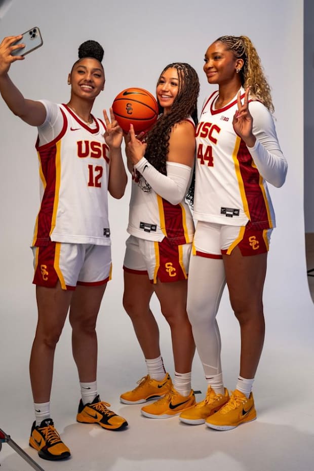 USC star JuJu Watkins flaunts abs in crop-top fit before NCAA tournament