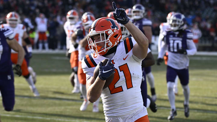 WATCH: Illinois' Aidan Laughery Strikes With Long TD vs. Northwestern