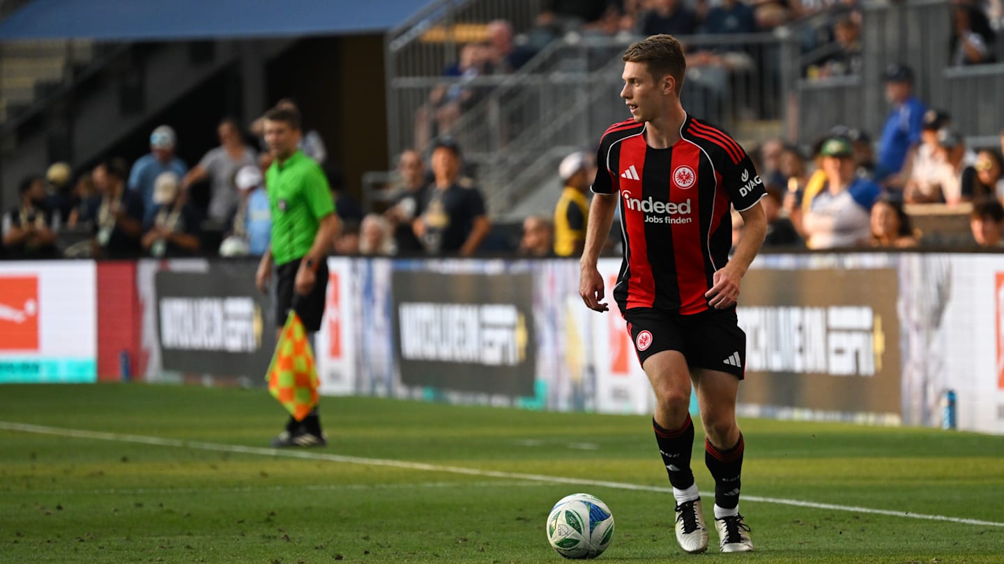 Tribünengast in Frankfurt: Verlässt Elias Baum die Eintracht im Winter?