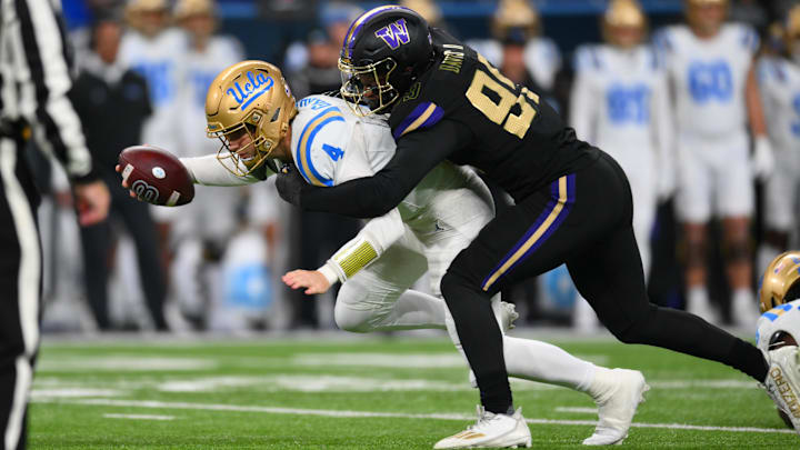 Russell Davis Just Missed Hitting for Sack Cycle for Huskies