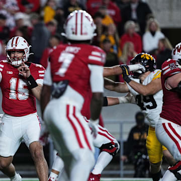 Hunter Simmons should remain Wisconsin Badgers starter after ...