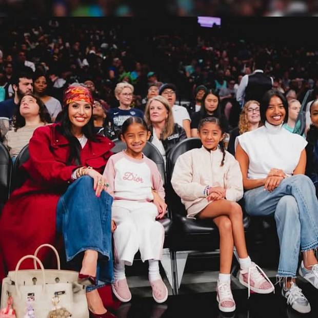 Vanessa Bryant shares heart-melting picture of Kobe with her, daughters ...