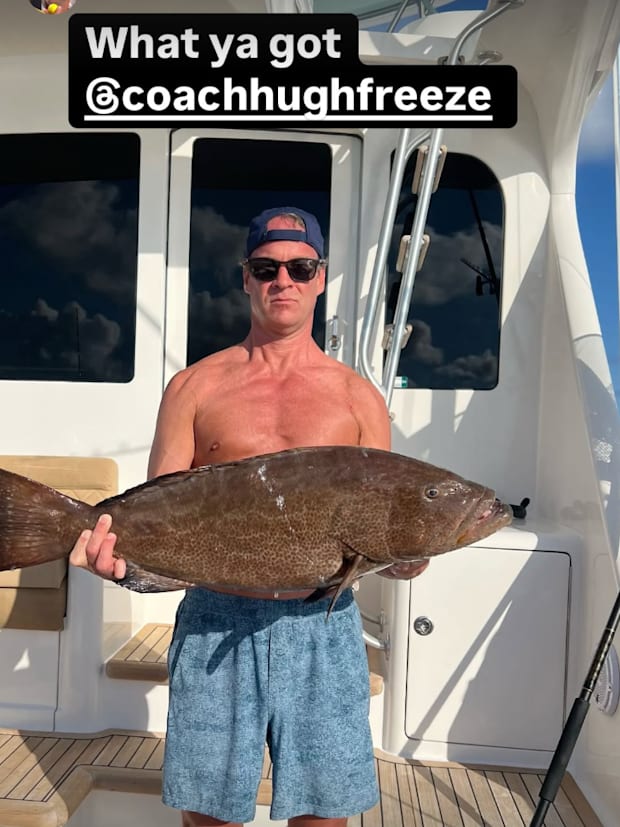 Landry Kiffin rocks green top as dad Lane takes her pilates class at ...