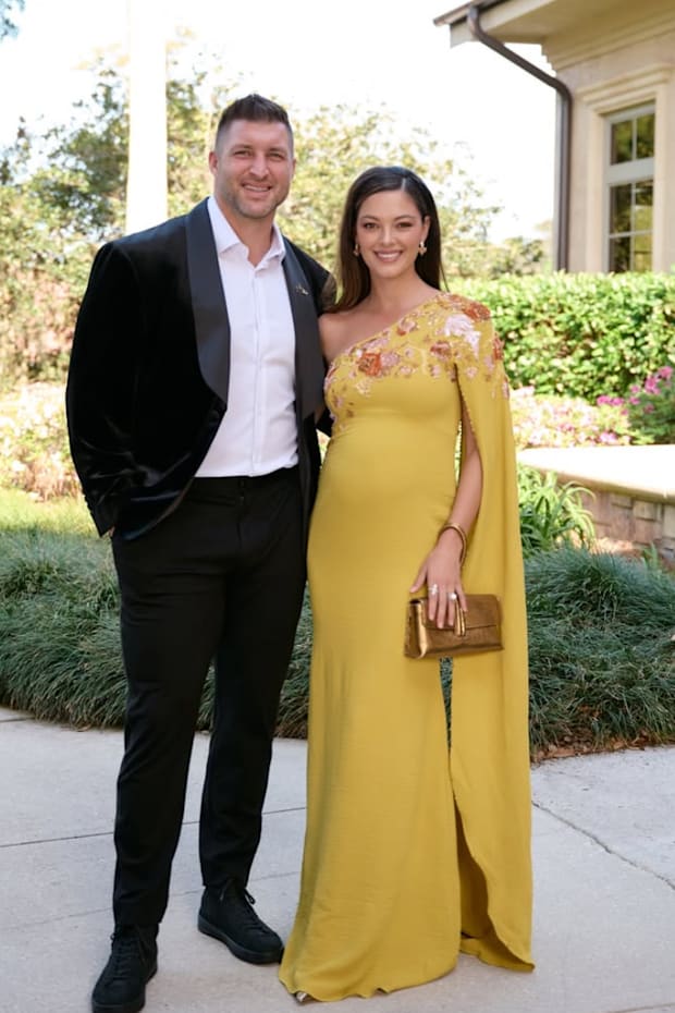 Florida Gators legend Tim Tebow looks more jacked now than quarterback ...