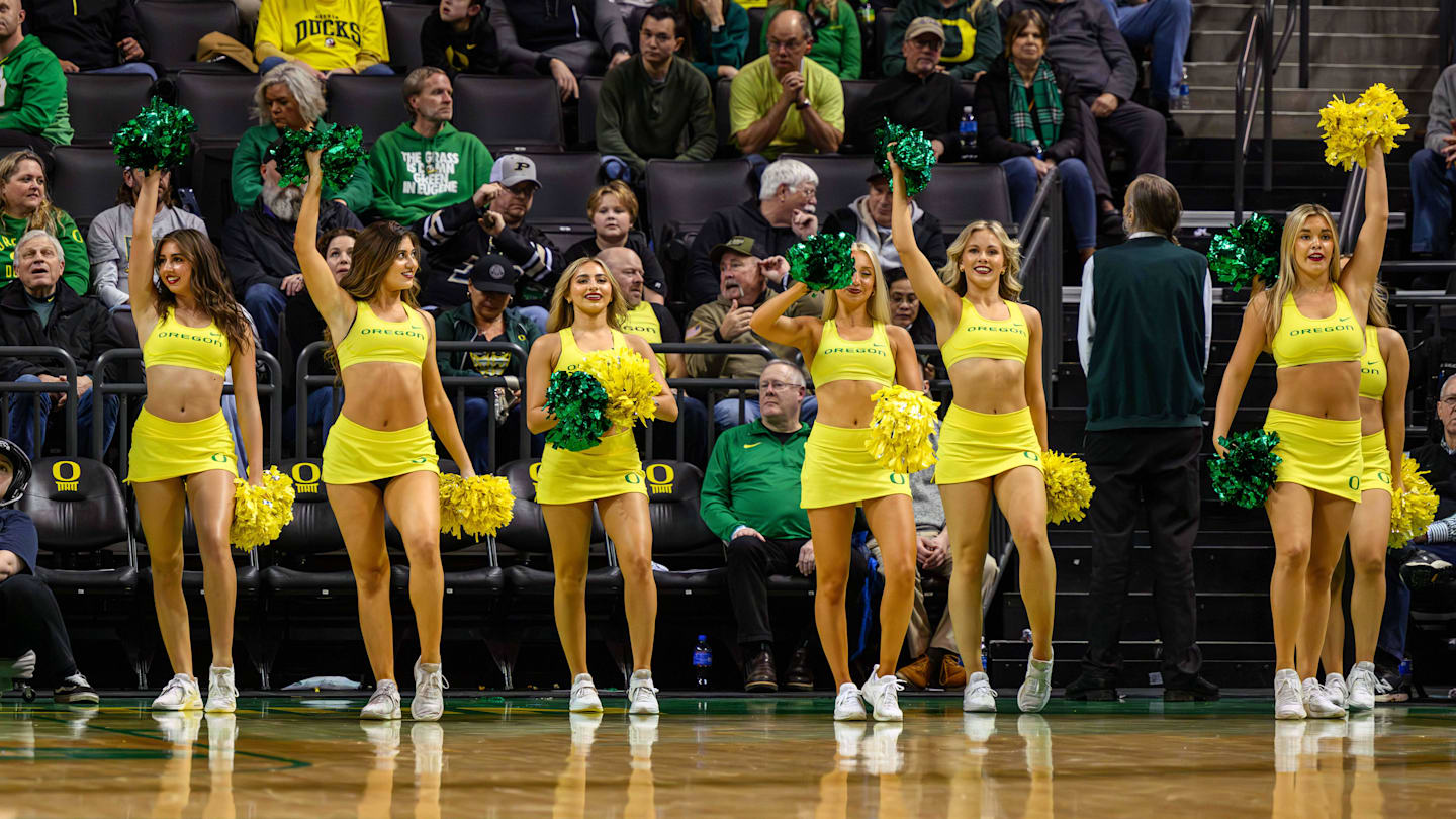 Oregon basketball team receives custom Jordan sneakers for March Madness