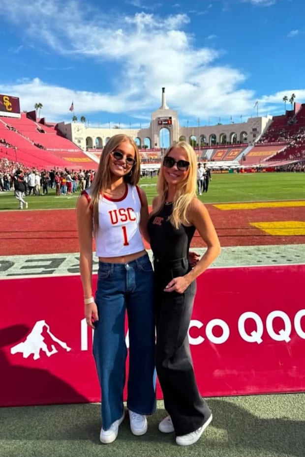 Lane Kiffin’s daughter Presley sports USC T-shirt in volleyball team photo