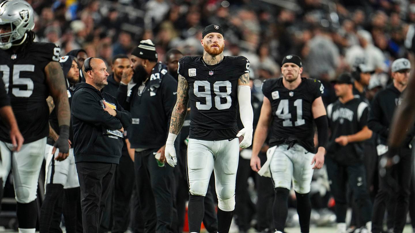 Who are the announcers and referees for Raiders vs Chargers today?