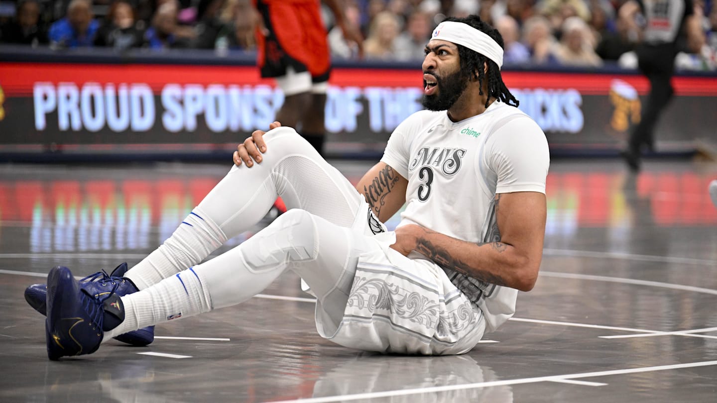 Anthony Davis Heads to Locker Room After Non-Contact Injury in ...