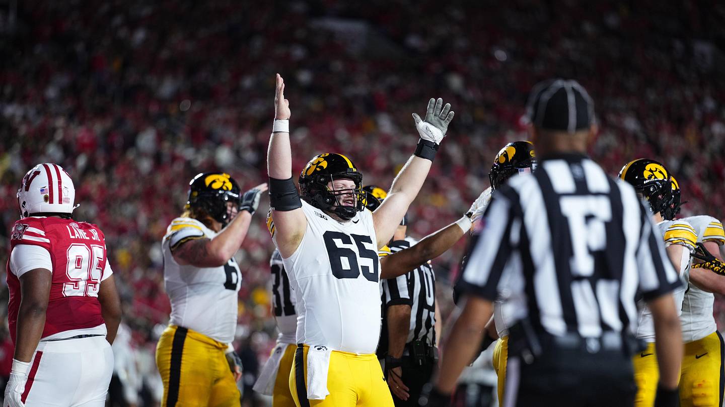 Wisconsin football alums in disbelief after blowout loss to Iowa Hawkeyes
