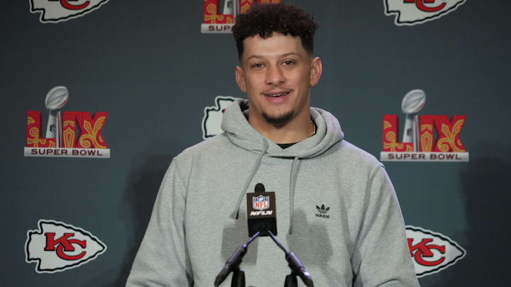 Chiefs QB Patrick Mahomes’ Eagles green suit causes big stir for Super ...