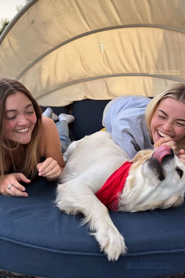 Livvy Dunne drops makeup-free selfie home in New Jersey with sister Julz