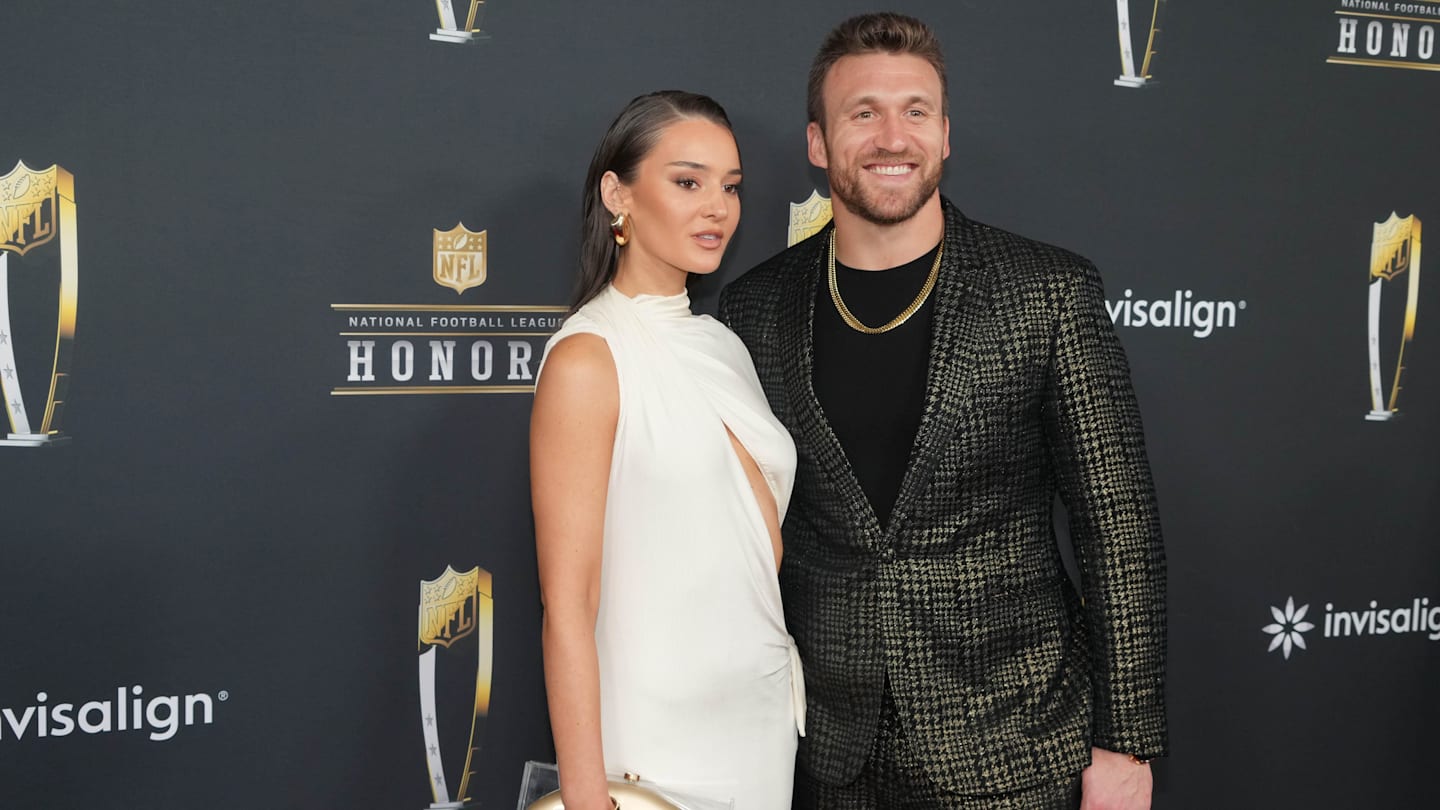 49ers WAG Kristin Juszczyk flaunts abs in sizzling Steph Curry jersey fit