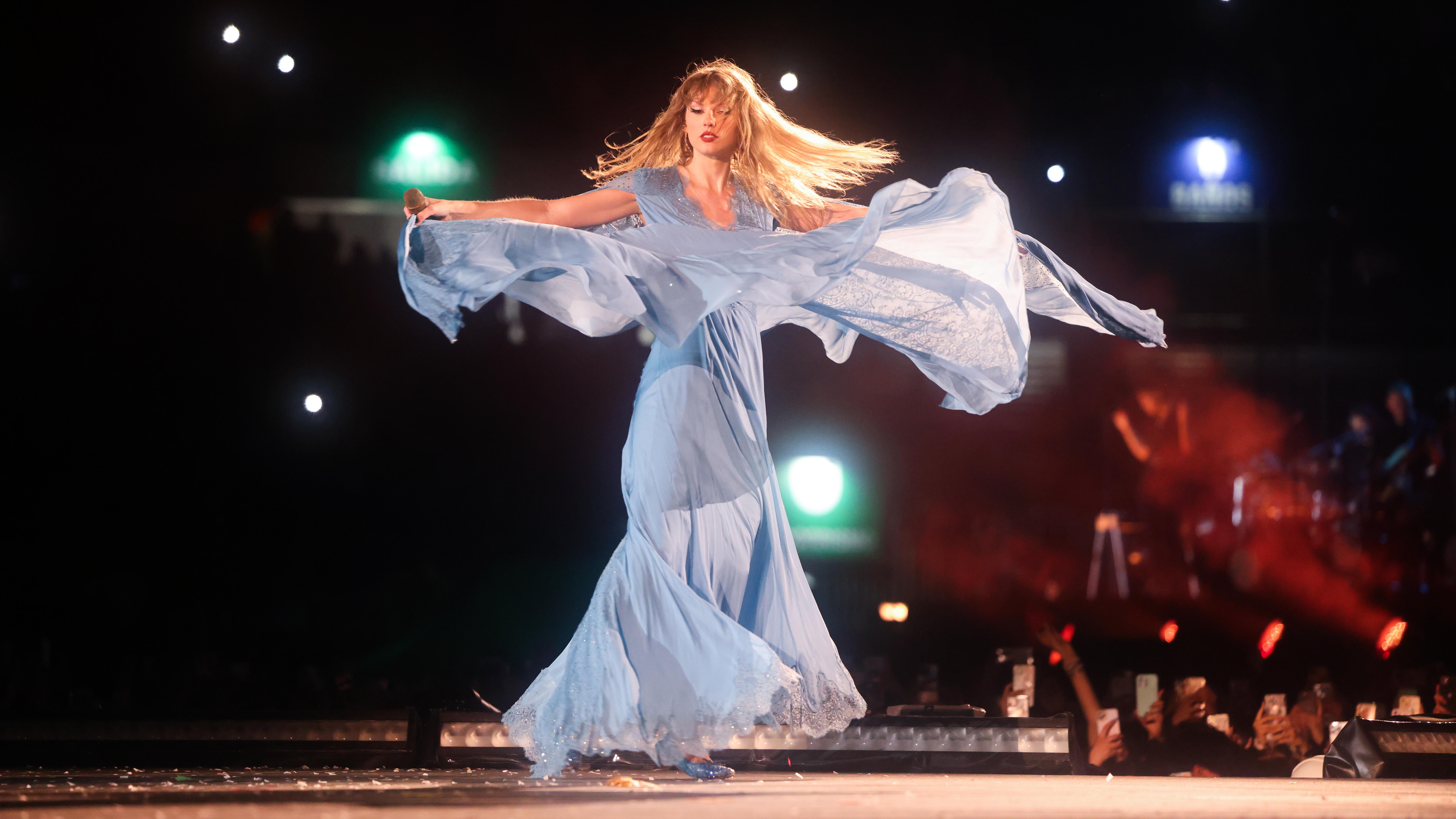 Taylor Swift in Buenos Aires: Practicing sorcery and kissing Travis Kelce