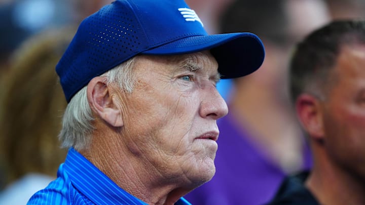 John Elway joins Wayne Gretzky for rare sighting since golf cart tragedy