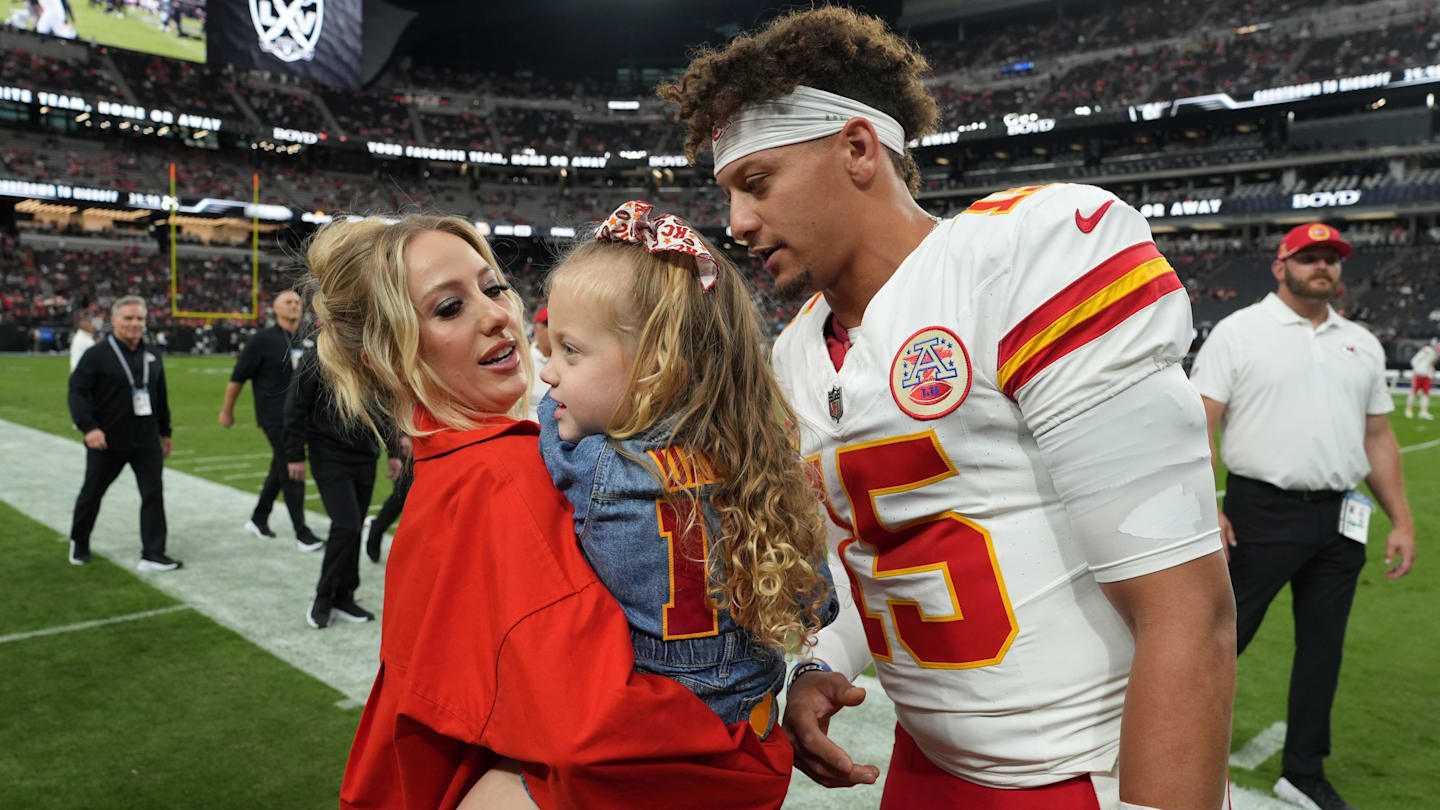 Patrick Mahomes, Brittany show off baby Golden in perfect color for family photos