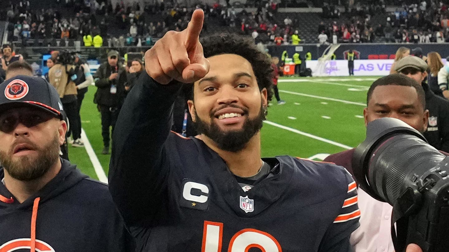 Caleb Williams has one-word reaction to Pope Leo in Bears gear
