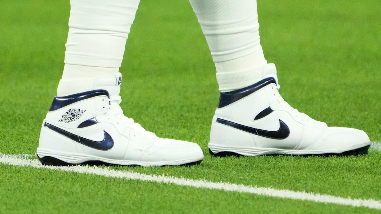 Dak Prescott's Air Jordans Perfectly Match Cowboys Alternate Uniforms