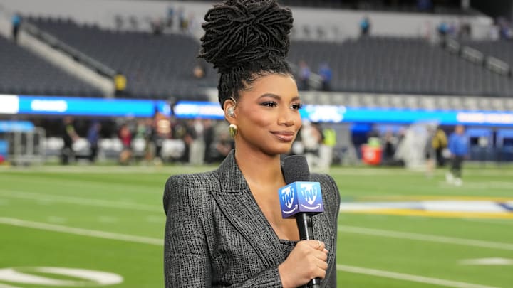 5-foot-9 Taylor Rooks looks tiny beside WNBA legend