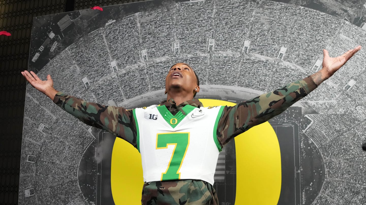 Oregon Ducks Receiver Evan Stewart Forgoes NFL Draft, Returns For ...