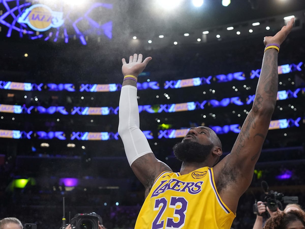 why lebron throws powder