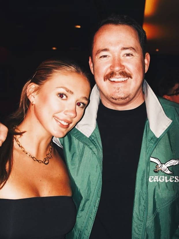 Die-hard Eagles fan Shane Gillis taunts booing Steelers crowd sold out ...