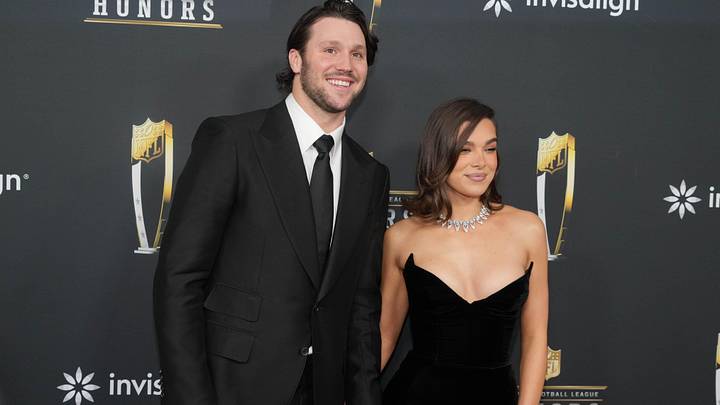 Hailee Steinfeld shares unreal cake in new Josh Allen wedding photos