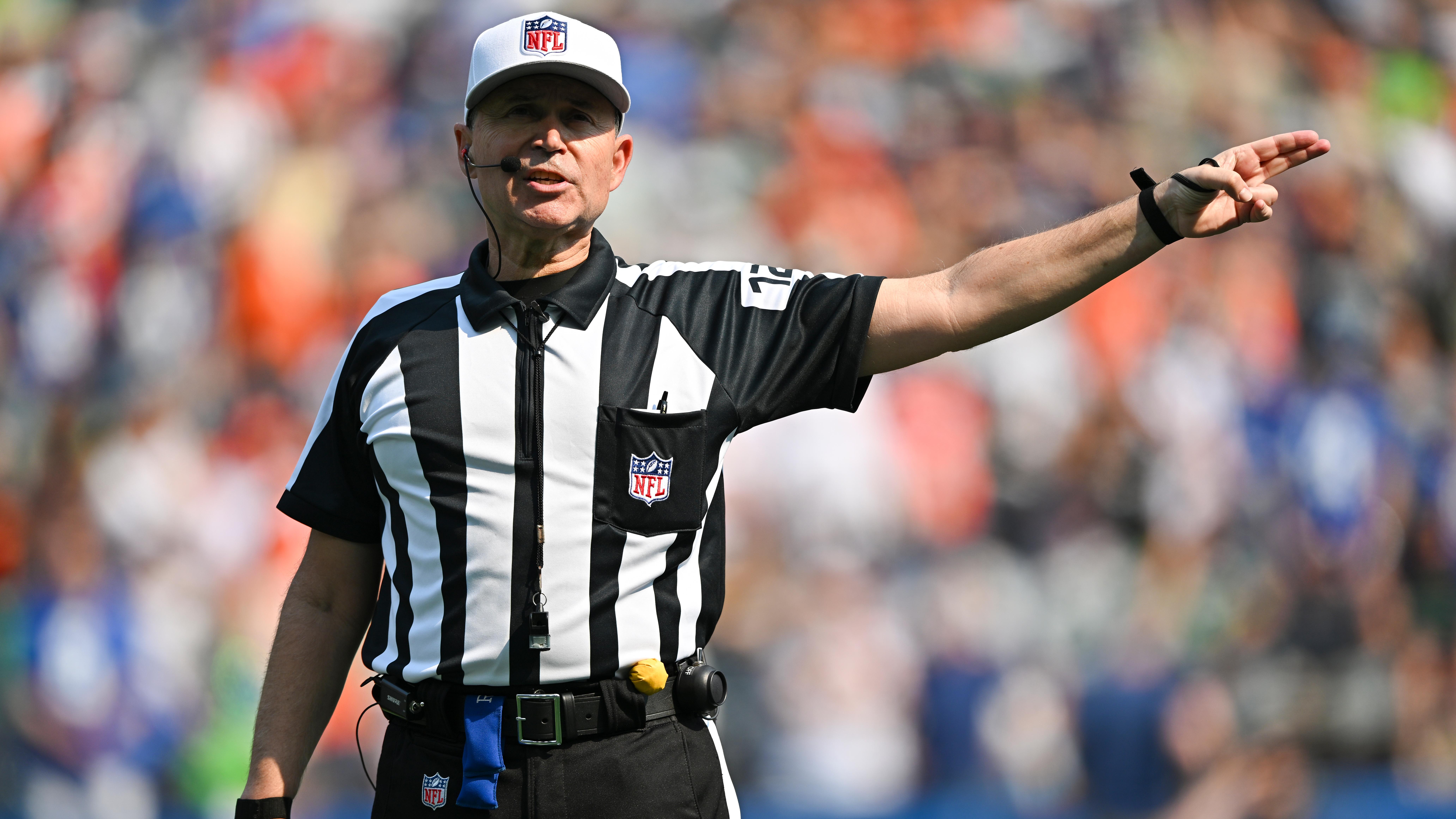 Who are the announcers and referees for Eagles vs. Cowboys today?