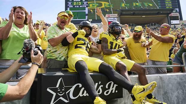 Oregon Ducks’ Justius Lowe 'Definitey the Smartest' in Wide Receiver Room