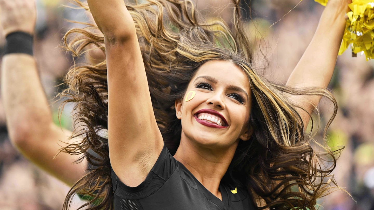 Oregon Ducks Fans Color To Wear vs. Oregon State In Autzen Stadium