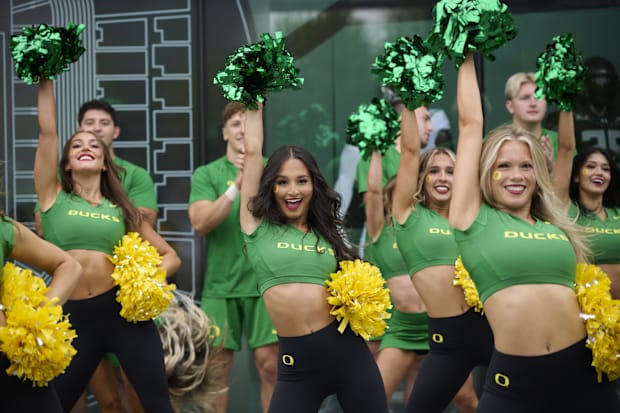 Oregon Ducks Fans Color To Wear vs. Oregon State In Autzen Stadium