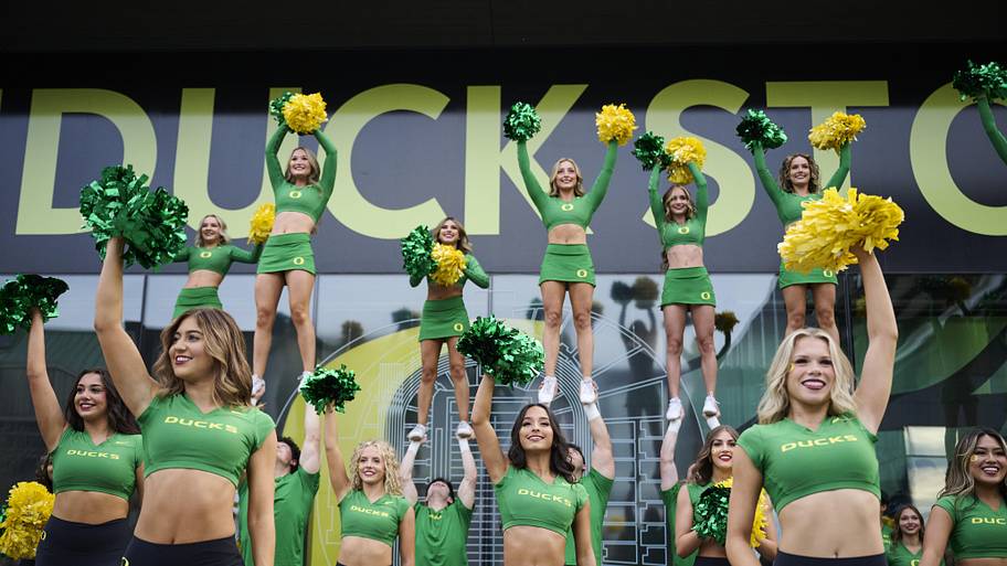 Oregon Ducks Fans Color To Wear vs. Rival Washington Huskies | Yardbarker