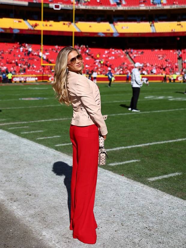 Gracie Hunt crushes in low-cut Sunday red top for Broncos-Chiefs