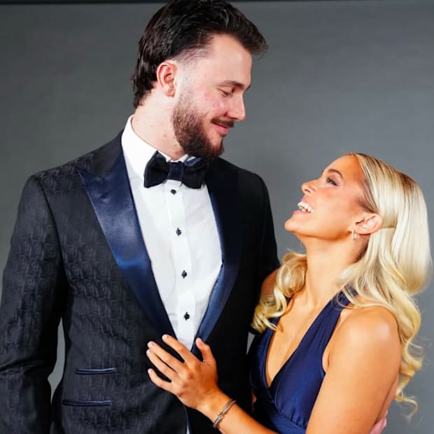 Livvy Dunne flaunts silky red bathrobe in flirty post before LSU ...