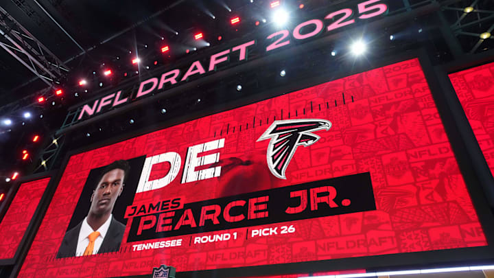 WATCH: Atlanta Falcons Get First Look at James Pearce During Rookie ...