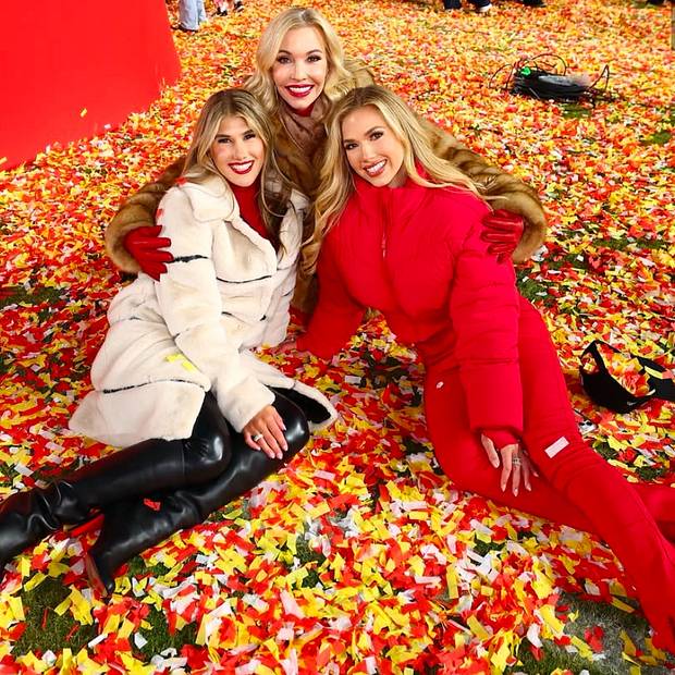 Chiefs heiress Gracie Hunt goes non-Chiefs color between matching ...