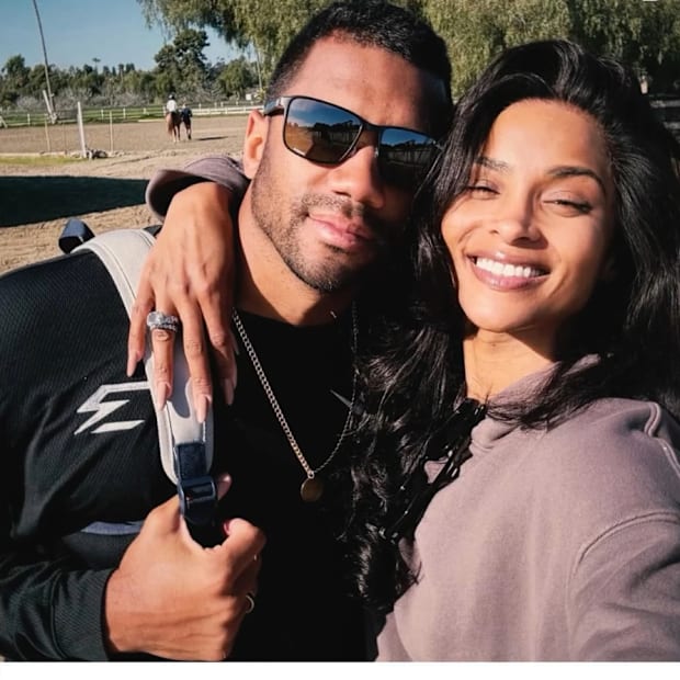 Ciara flexes Yankees cap in odd workout routine giddy for Russell ...