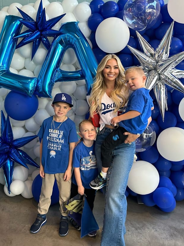 Freddie Freeman cries uncontrollably about saving his dad as kid in ...