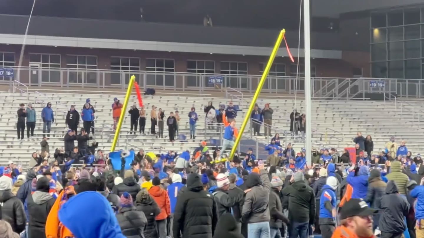 Boise State Students Carry Goal Post Into River in Frigid Cold After ...