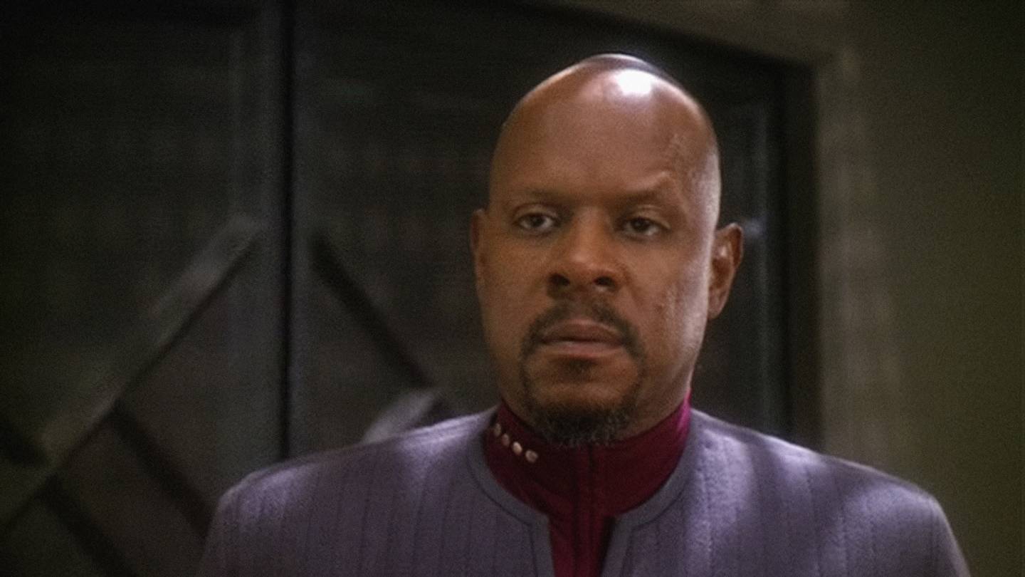 Avery Brooks hands over the reins to Starfleet Academy actor in ...