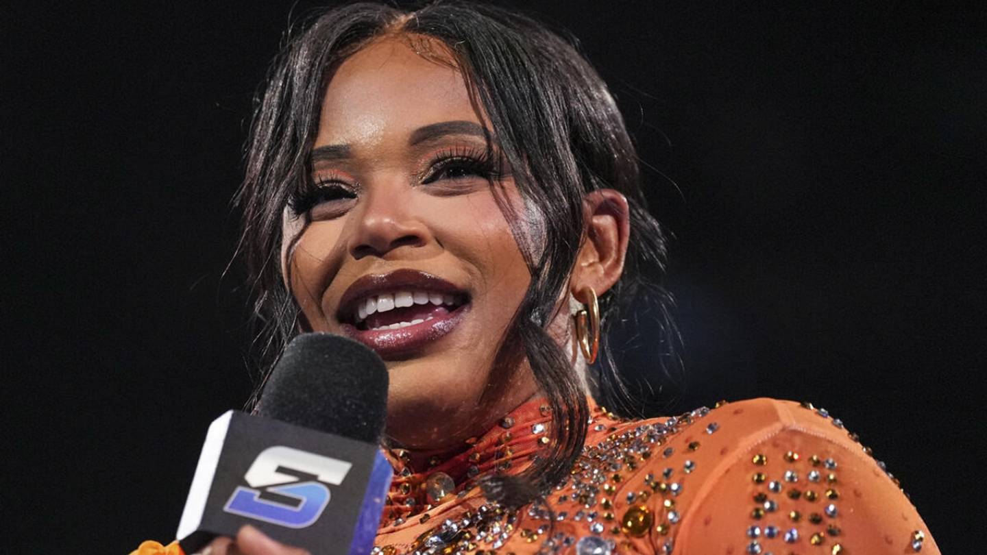 Bianca Belair Gives Update On Broken Fingers, When She May Be Cleared ...