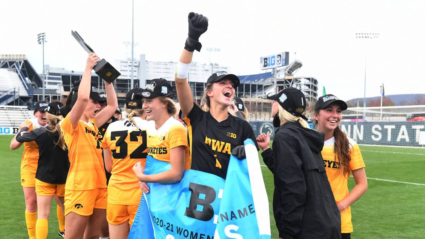 Hawkeyes Tie No. 12 Texas