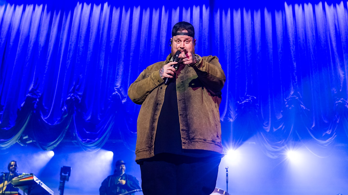 Jelly Rolls celebrates Tennessee touchdown by doing pushups with ...