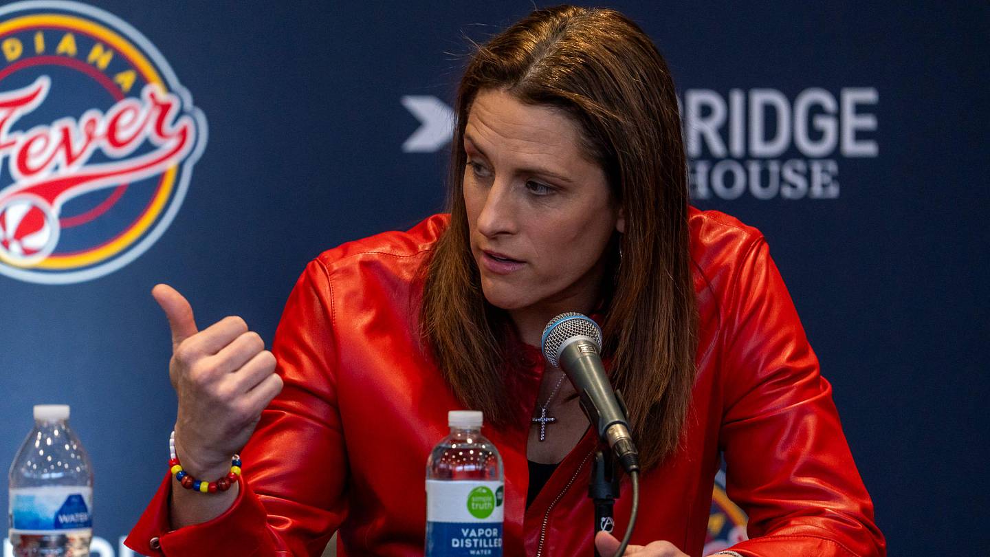 Stephanie White Shrugs Off Concern About Kelsey Mitchell's Finger Injury