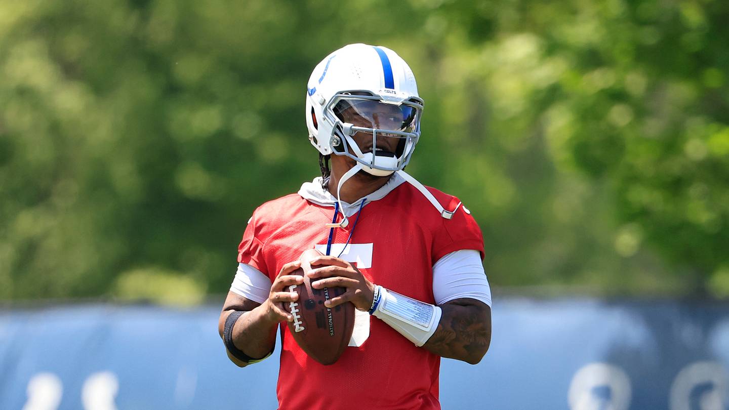 Anthony Richardson unintentionally cooks Joe Flacco while giving him ...